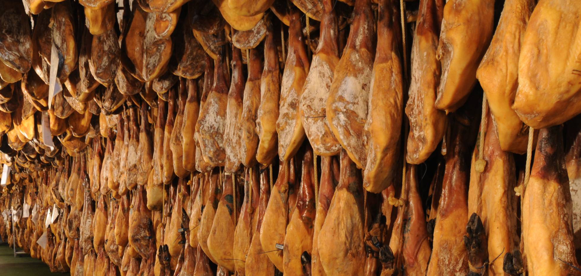 Sierra de Jabugo, jamones ibéricos con aroma a madera | Compañías ...
