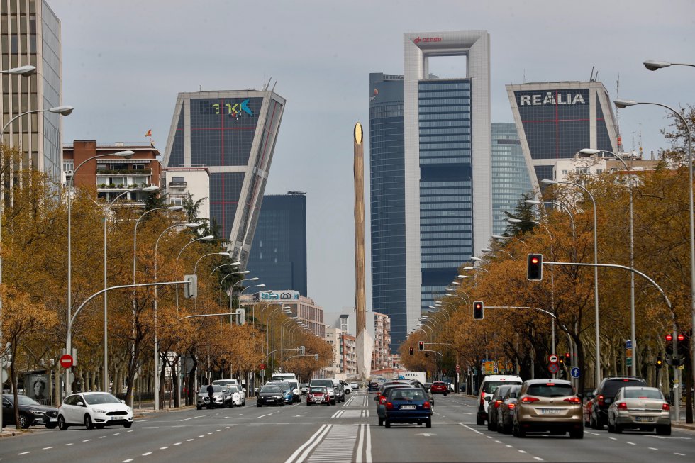 Fotos: La imagen de CaixaBank luce ya en la torre Kio de Bankia | Cinco ...