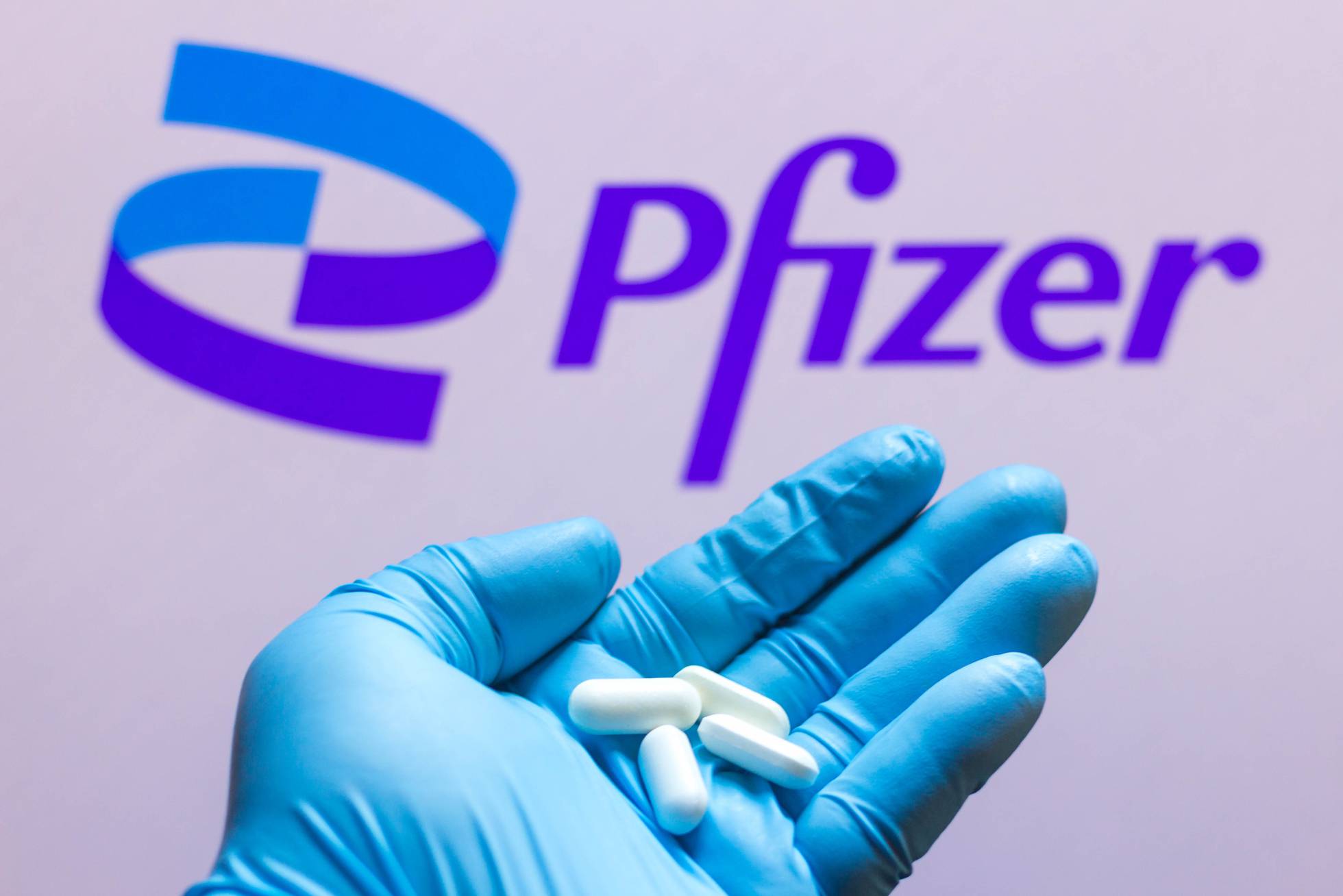 Sánchez anuncia la compra del antiviral de Pfizer y que regulará el ...