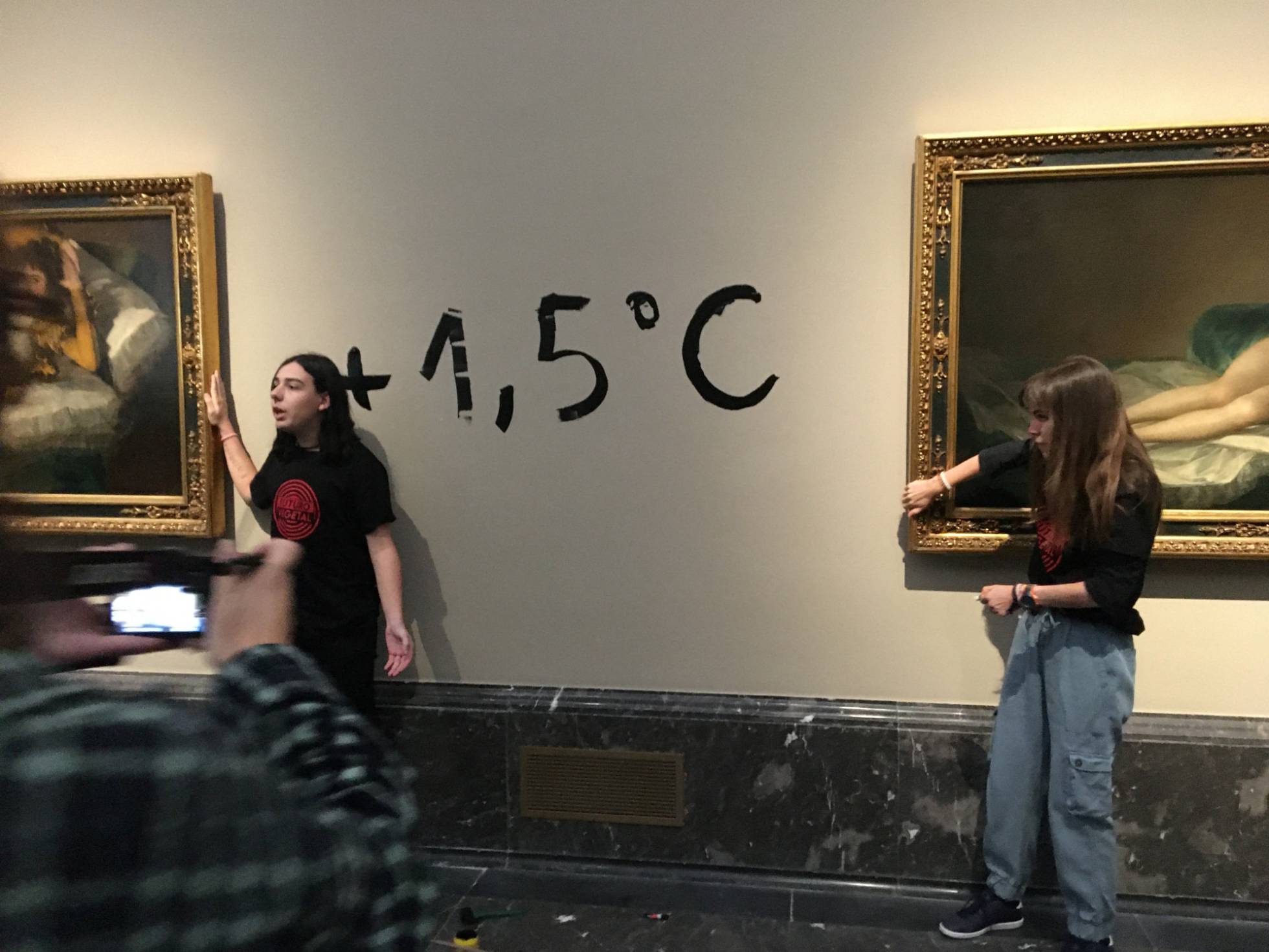 Dos activistas se pegan a los marcos de 'Las Majas' de Goya en el Prado ...